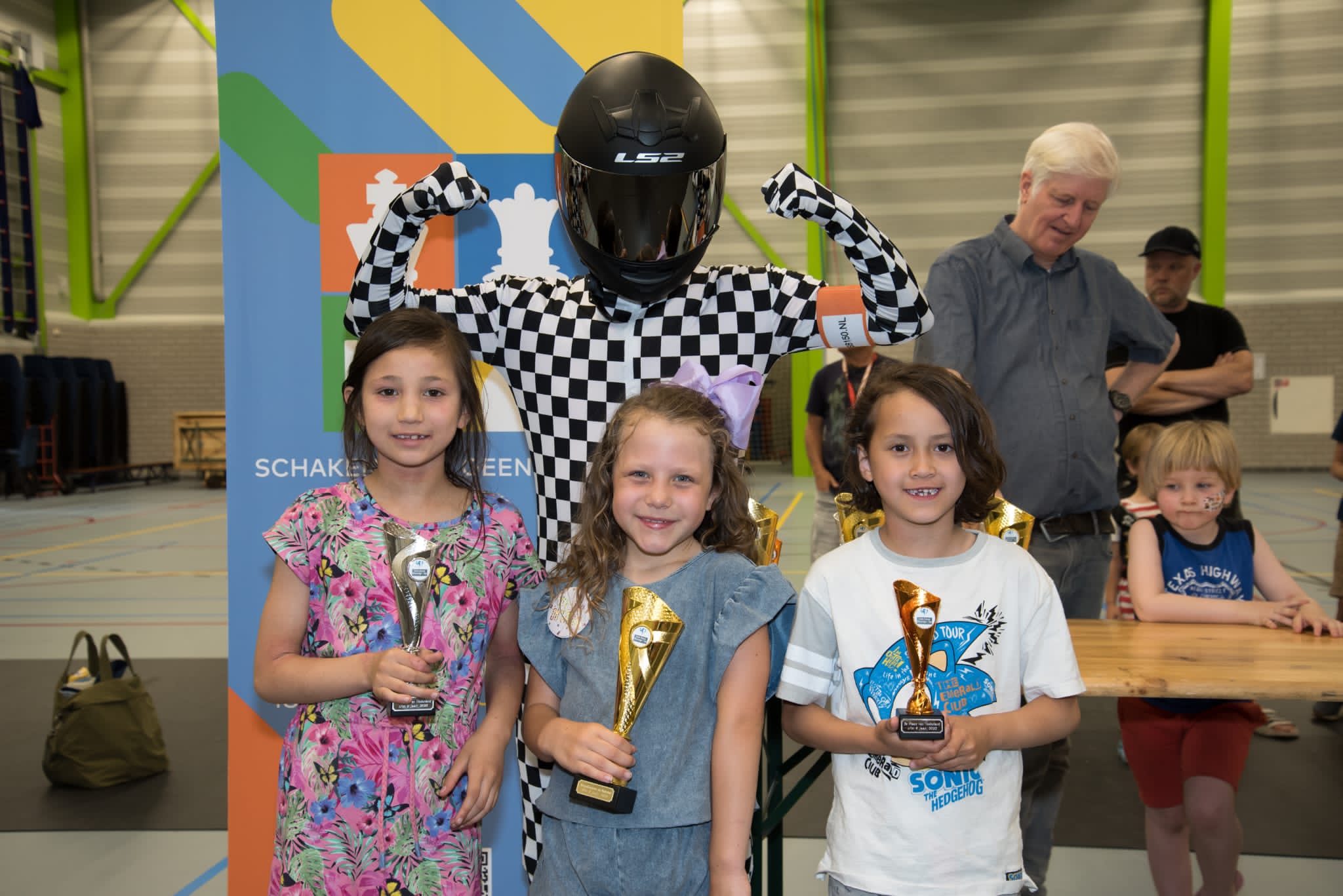 Mr. X huldigt de kampioenen Nationale Pupillendag - Schaakbond