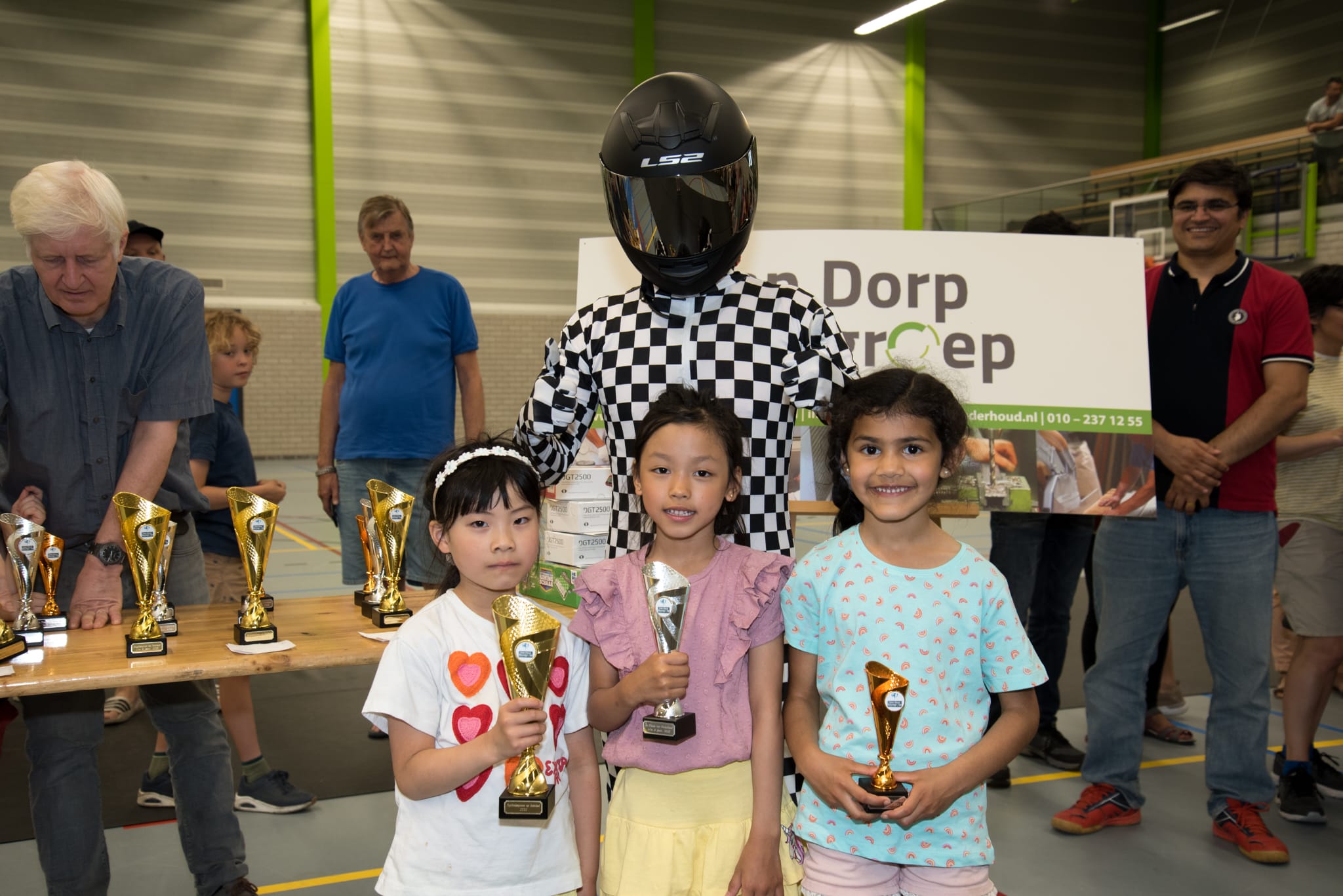 Mr. X huldigt de kampioenen Nationale Pupillendag - Schaakbond